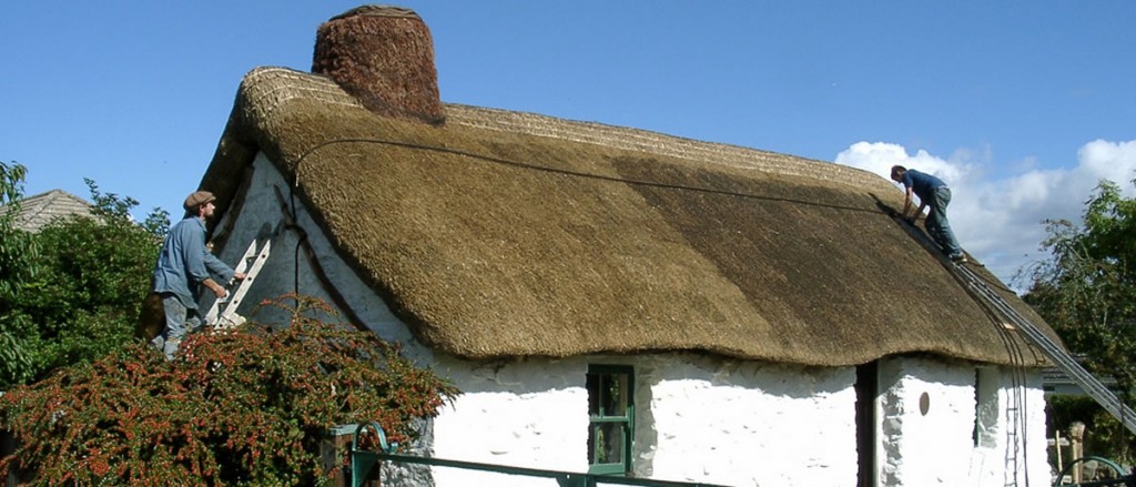 slider-cruck-cottage-thatching - Cruck Cottage Heritage